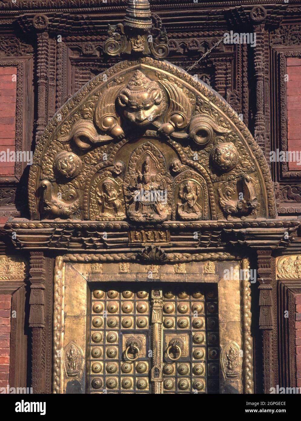 EXTERIOR-DET PUERTA DORADA,CORONADA POR SIVA Y PARVATI. Location: ROYAL ...