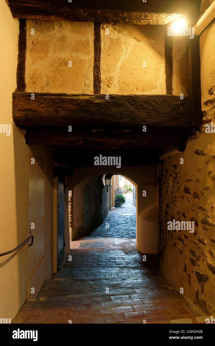 Traditional old walkway hi-res stock photography and images - Alamy