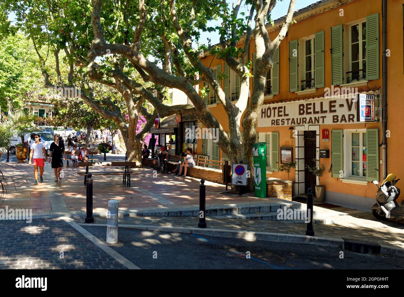 Village square france hi-res stock photography and images - Alamy