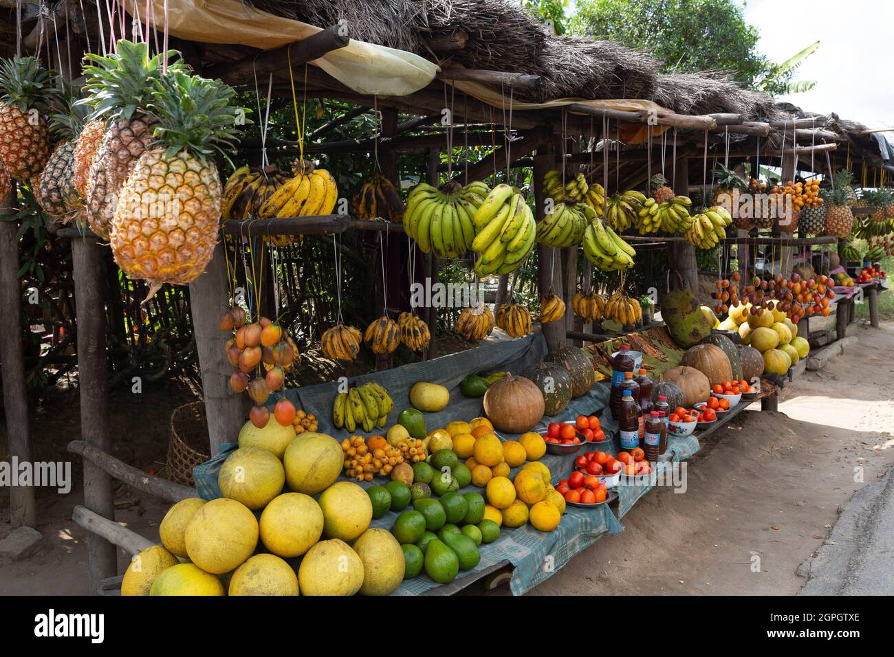Madagascar, Alaotra-Mangoro, sale of fruit on the roadside Stock Photo ...