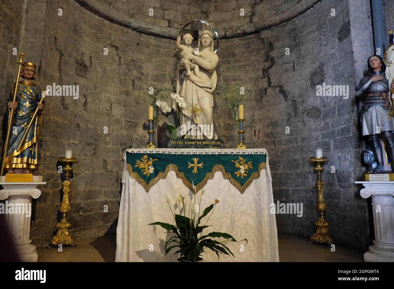 France, Var, Ollioules, Saint Laurent church, chancel, altar, Virgin in ...