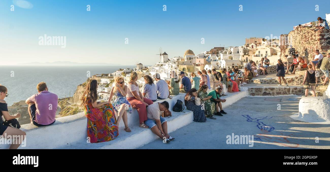 Oia sunset crowd santorini hi-res stock photography and images - Alamy