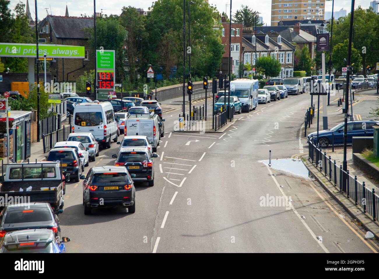 London wait in a queue for buses hi-res stock photography and images ...
