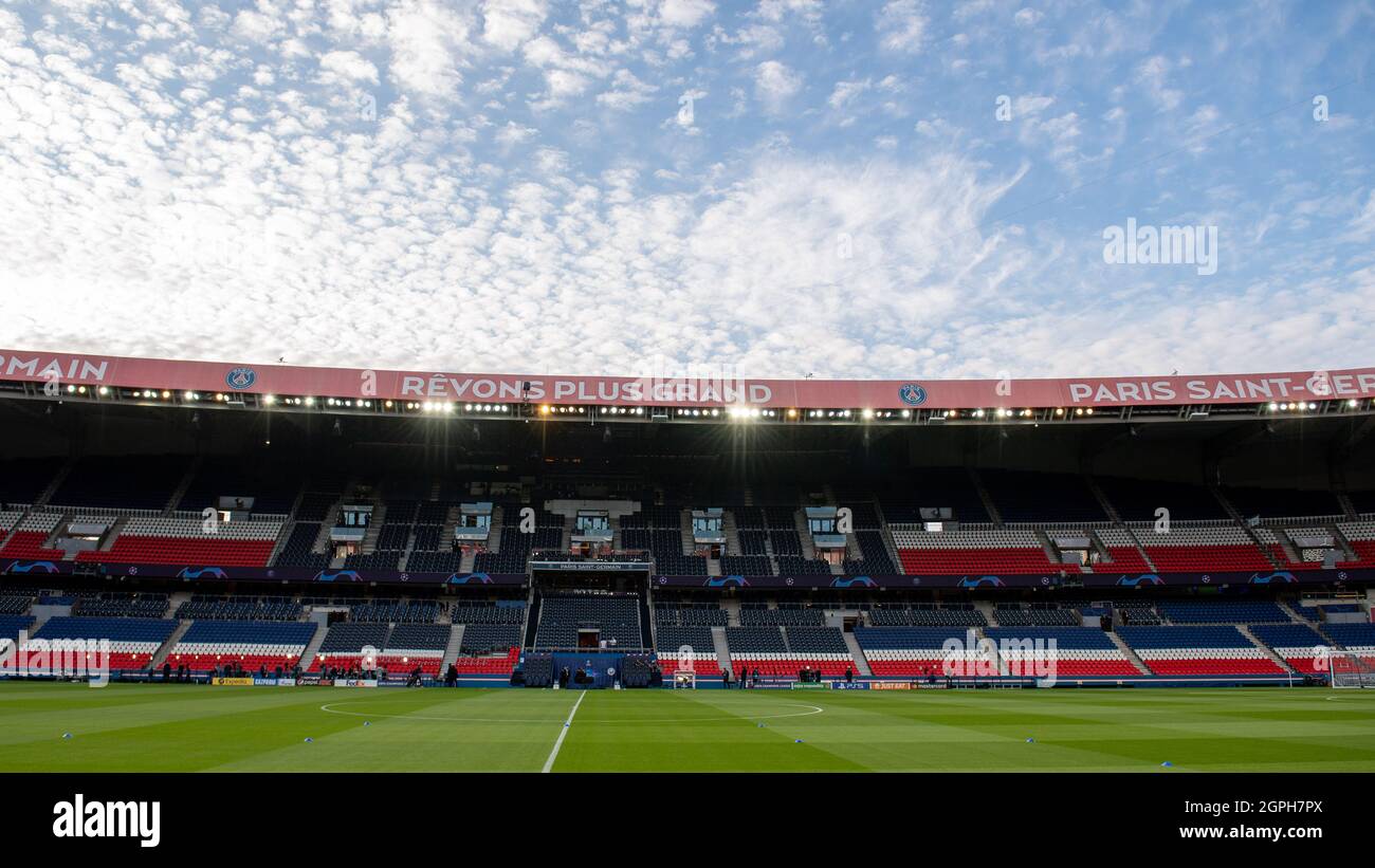 Parc des princes psg stadium group hi-res stock photography and images ...