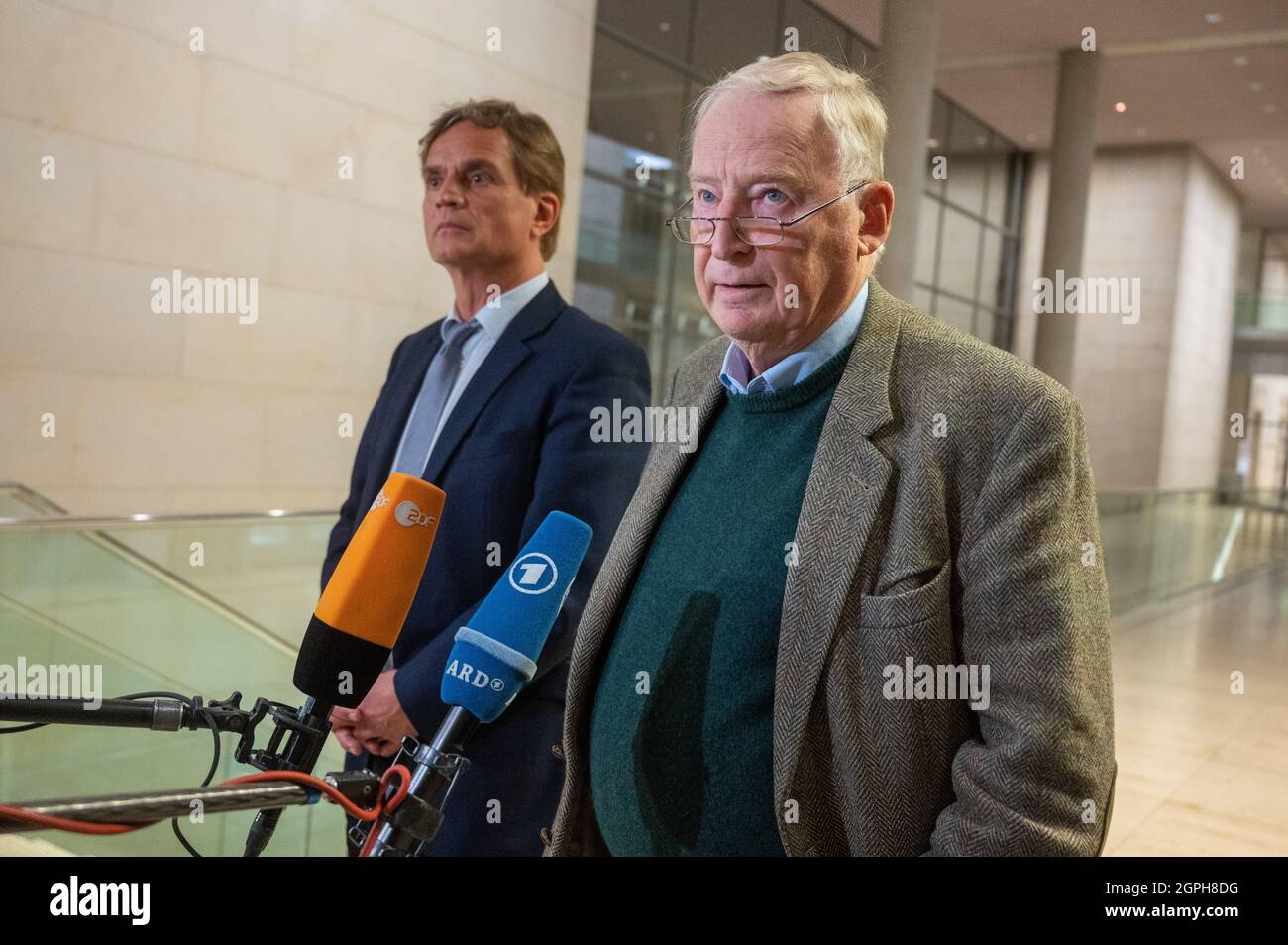 Berlin, Germany. 29th Sep, 2021. Bernd Baumann (l), first parliamentary ...