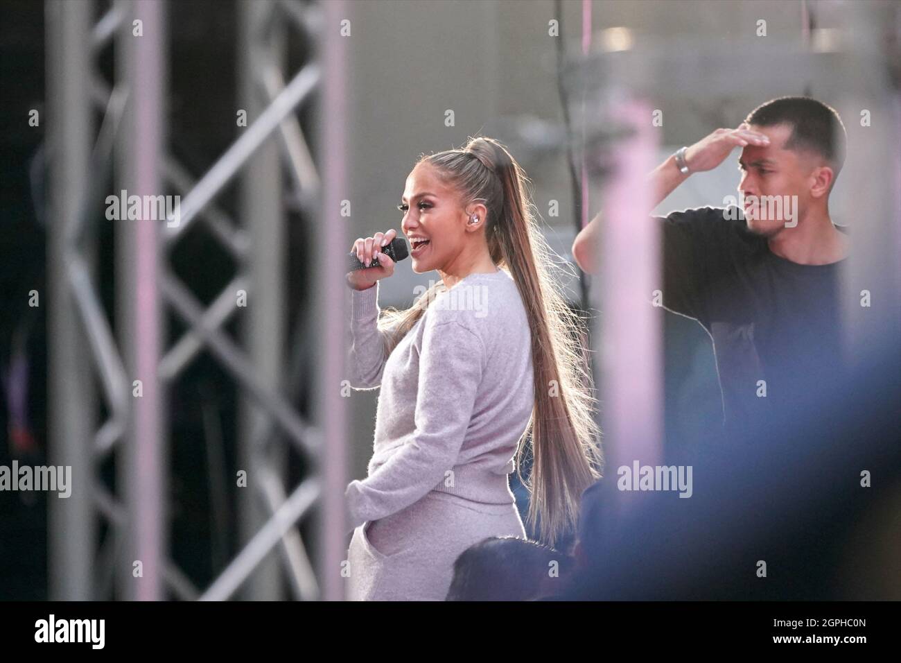 Jennifer lopez smiling jennifer lopez hi-res stock photography and ...