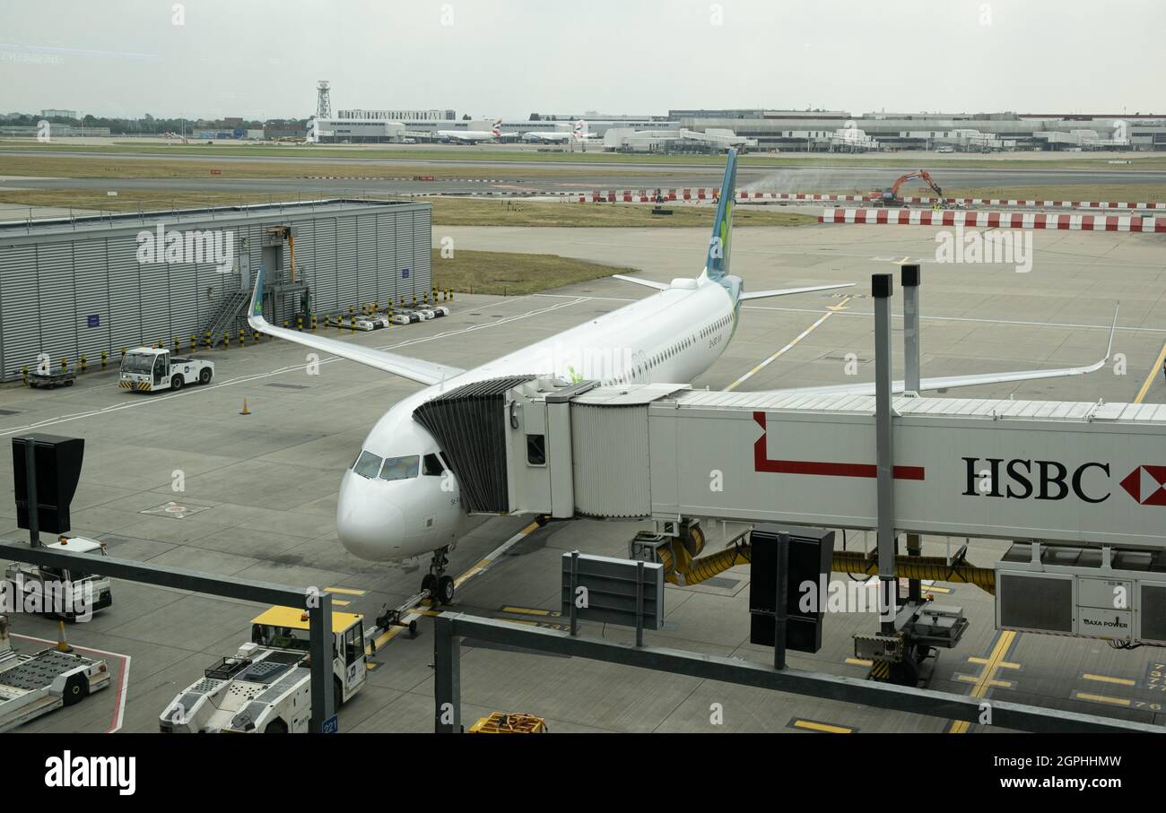 Heathrow aircraft airliner aviation hi-res stock photography and images ...