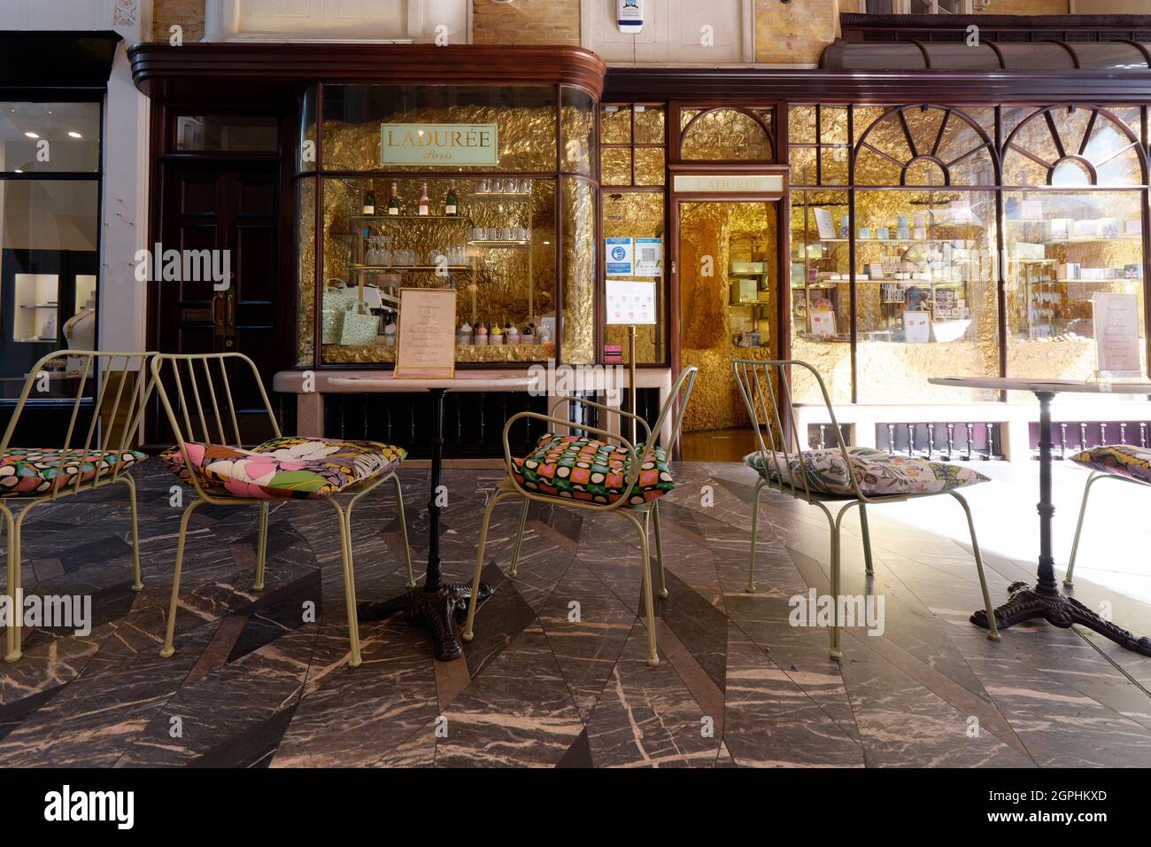 Mall table hi-res stock photography and images - Alamy
