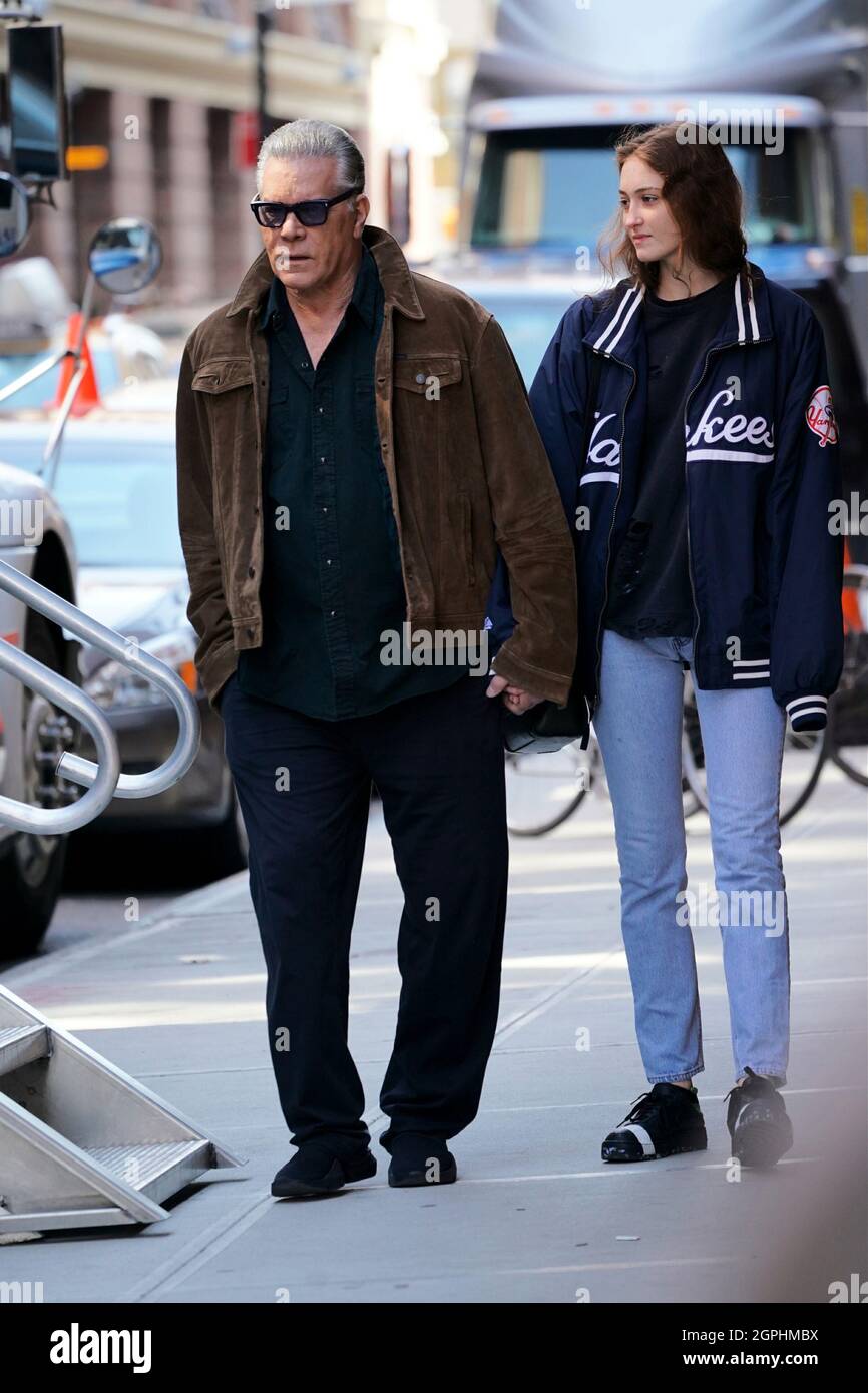 New York - NY - 20190328 Alessandro Nivola and Ray Liotta at the set of ...