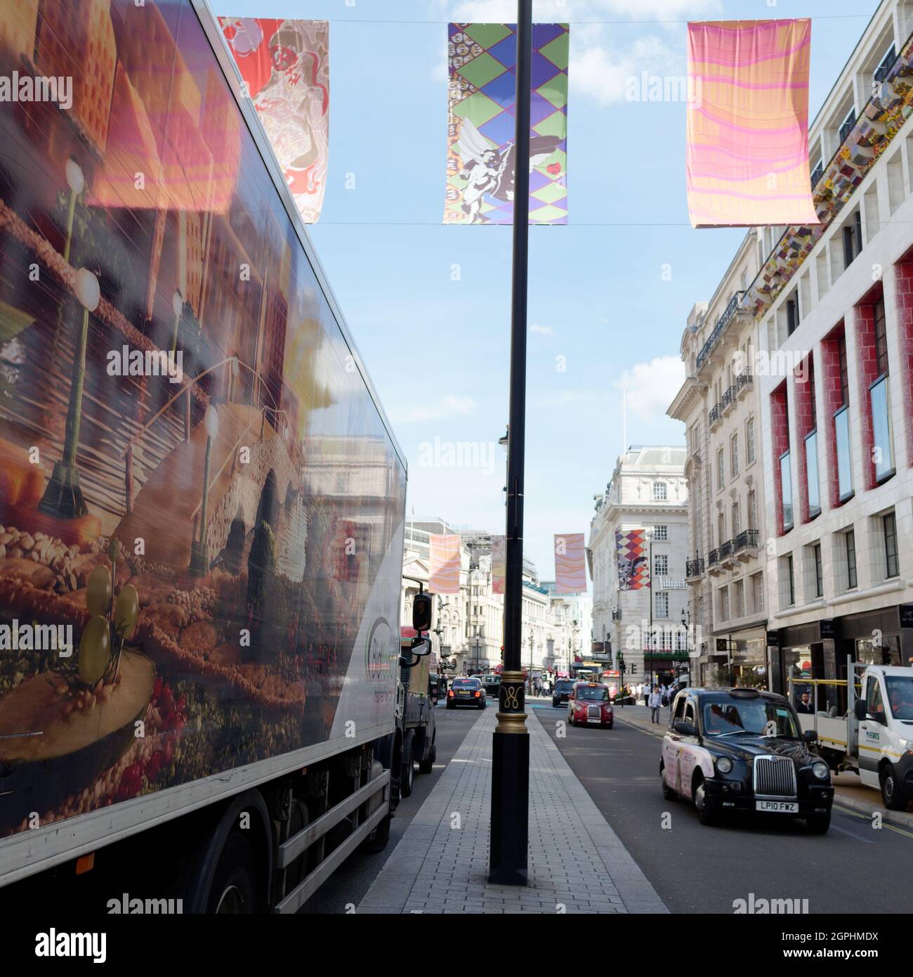 Lorry overhead hi-res stock photography and images - Alamy