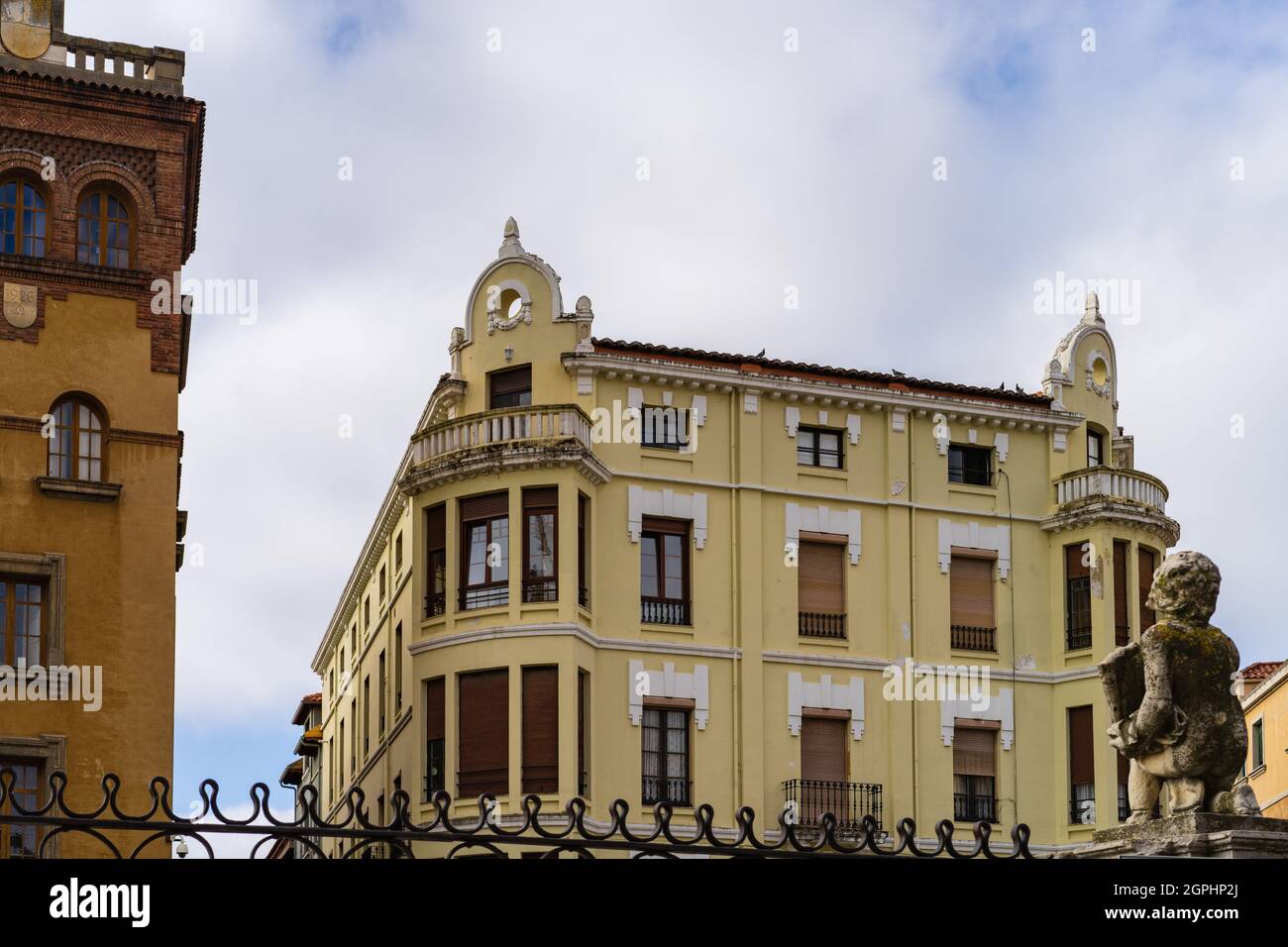 View of building in the city of Leon in Spain Stock Photo - Alamy