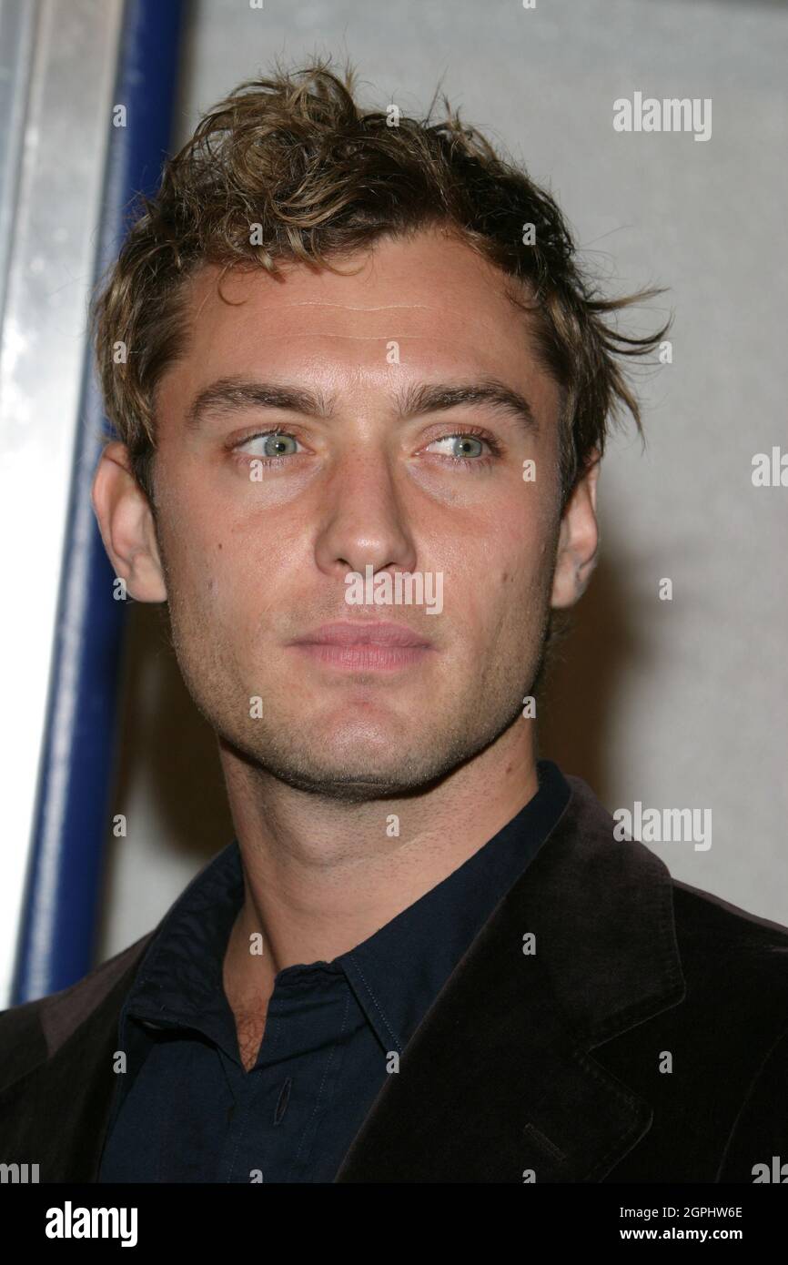 Jude Law 11/22/04 CLOSER premiere held at Mann Village, Los Angeles ...