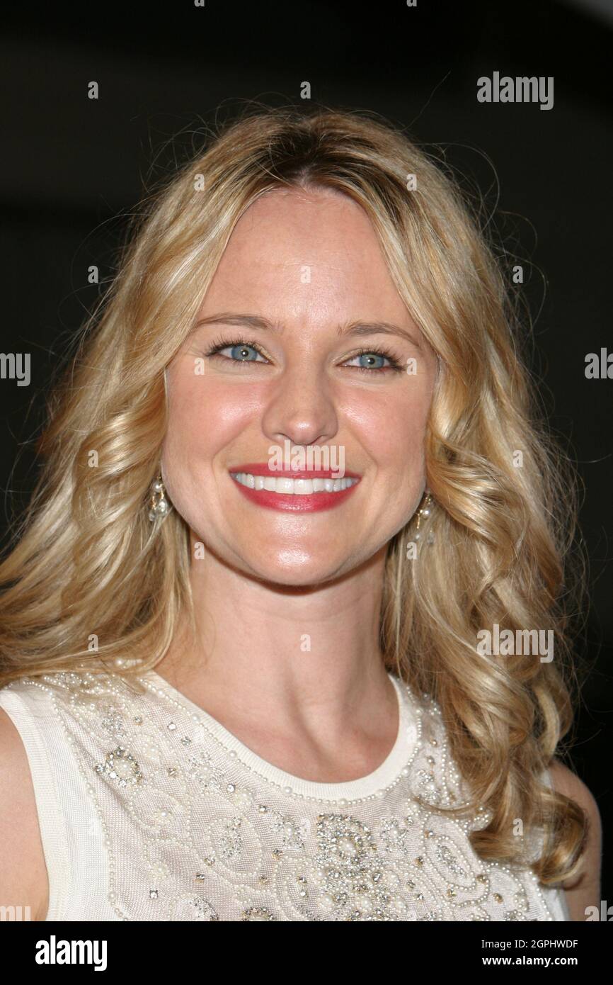 Sharon Case 11/22/04 CLOSER premiere held at Mann Village, Los Angeles ...