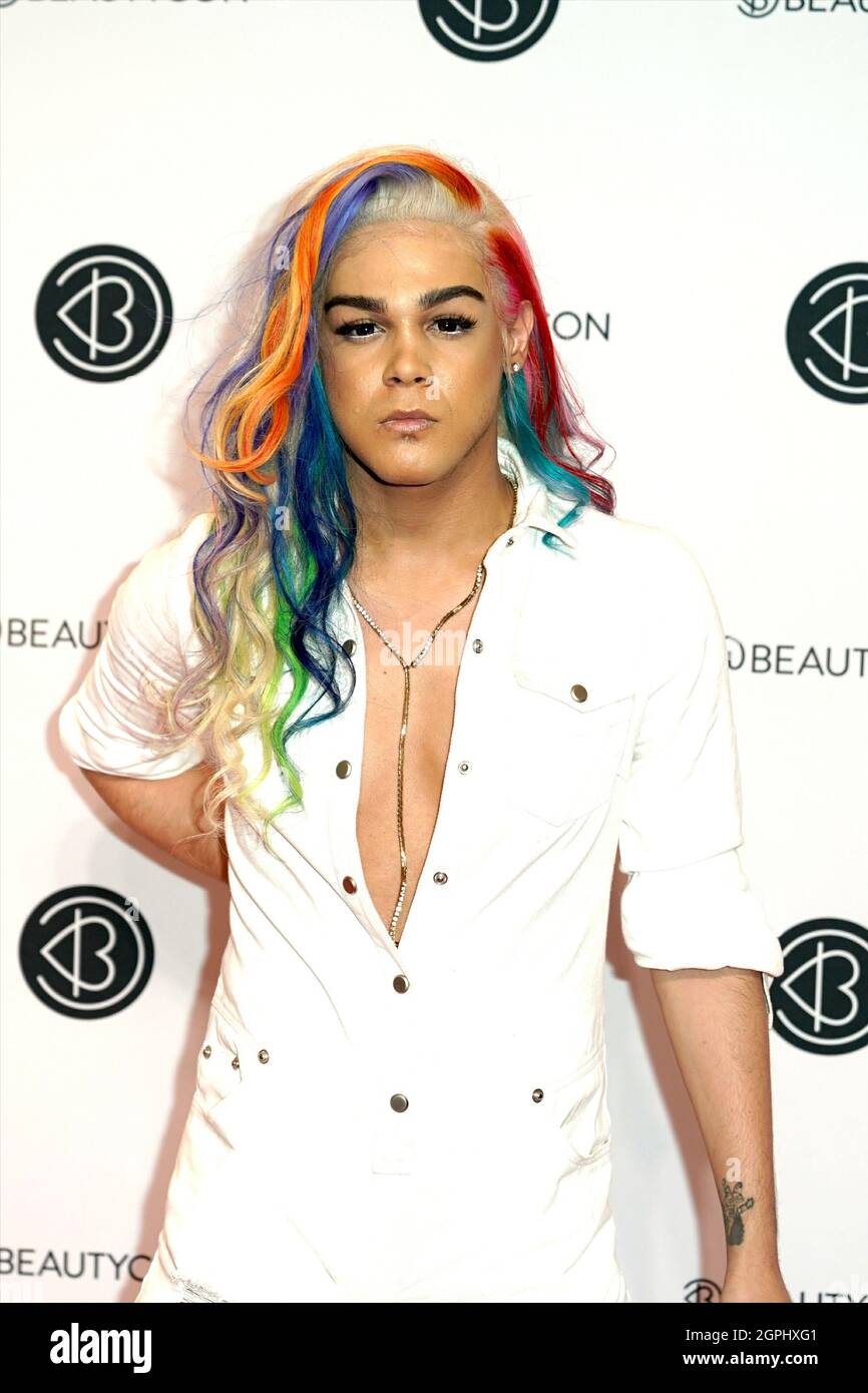 New York - NY - 20190406 Celebrities pose for pictures as they arrive ...