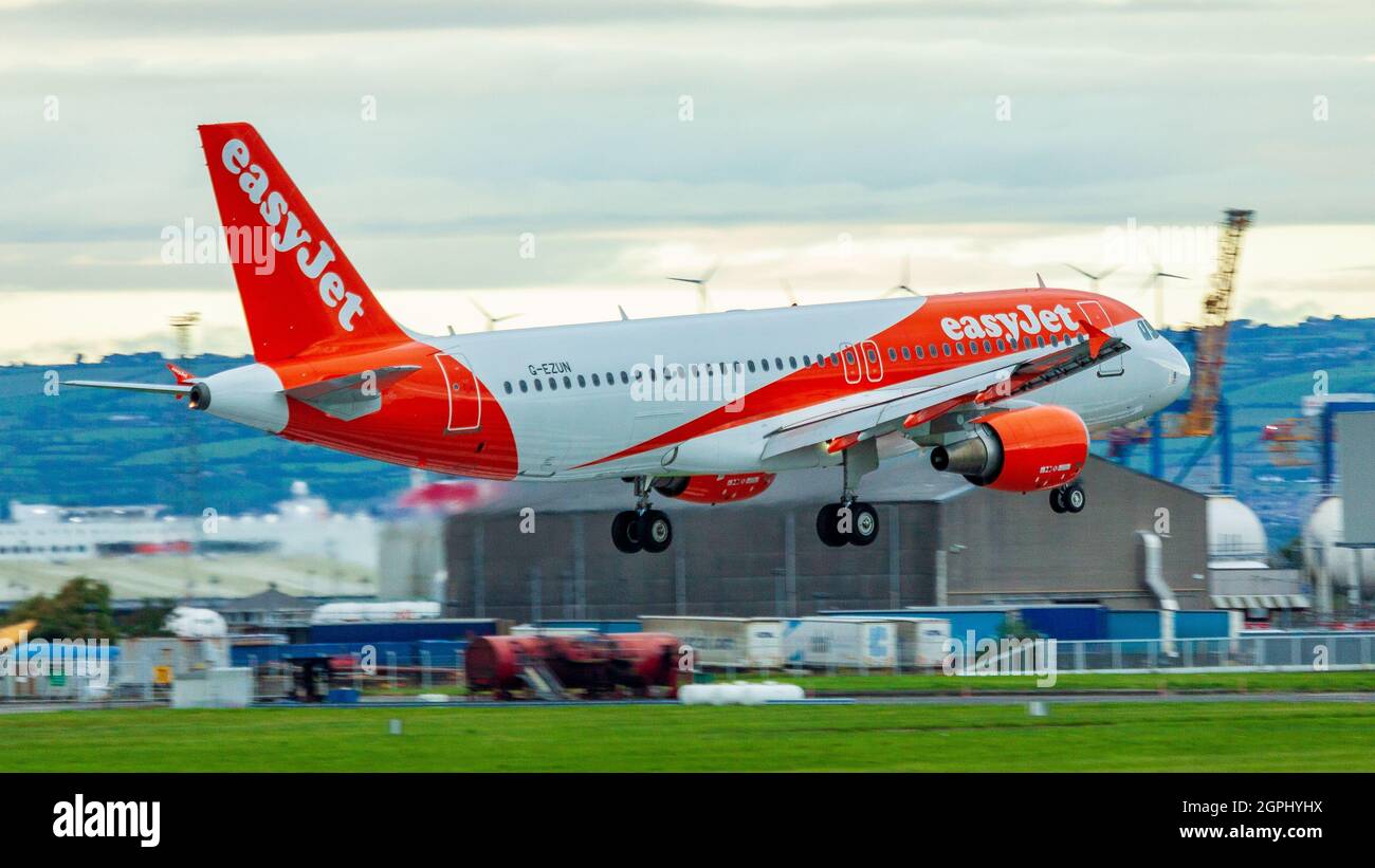 EasyJet - G-EZUN - Airbus A320-200 - Landing RWY04 at George Best ...