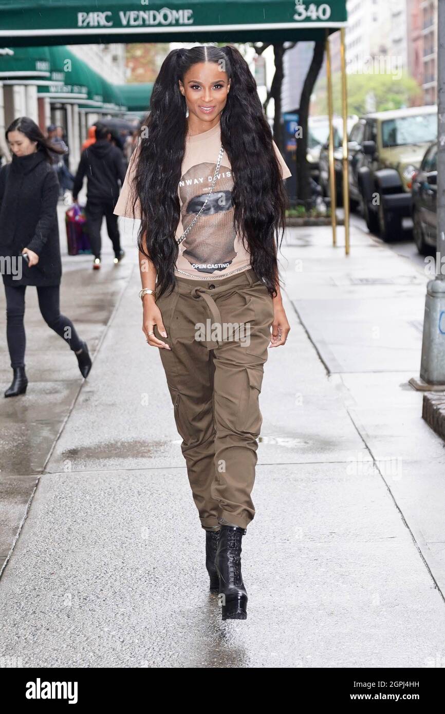Exclusive - New York - NY - 20190426-Ciara Does an Impromptu Photoshoot ...