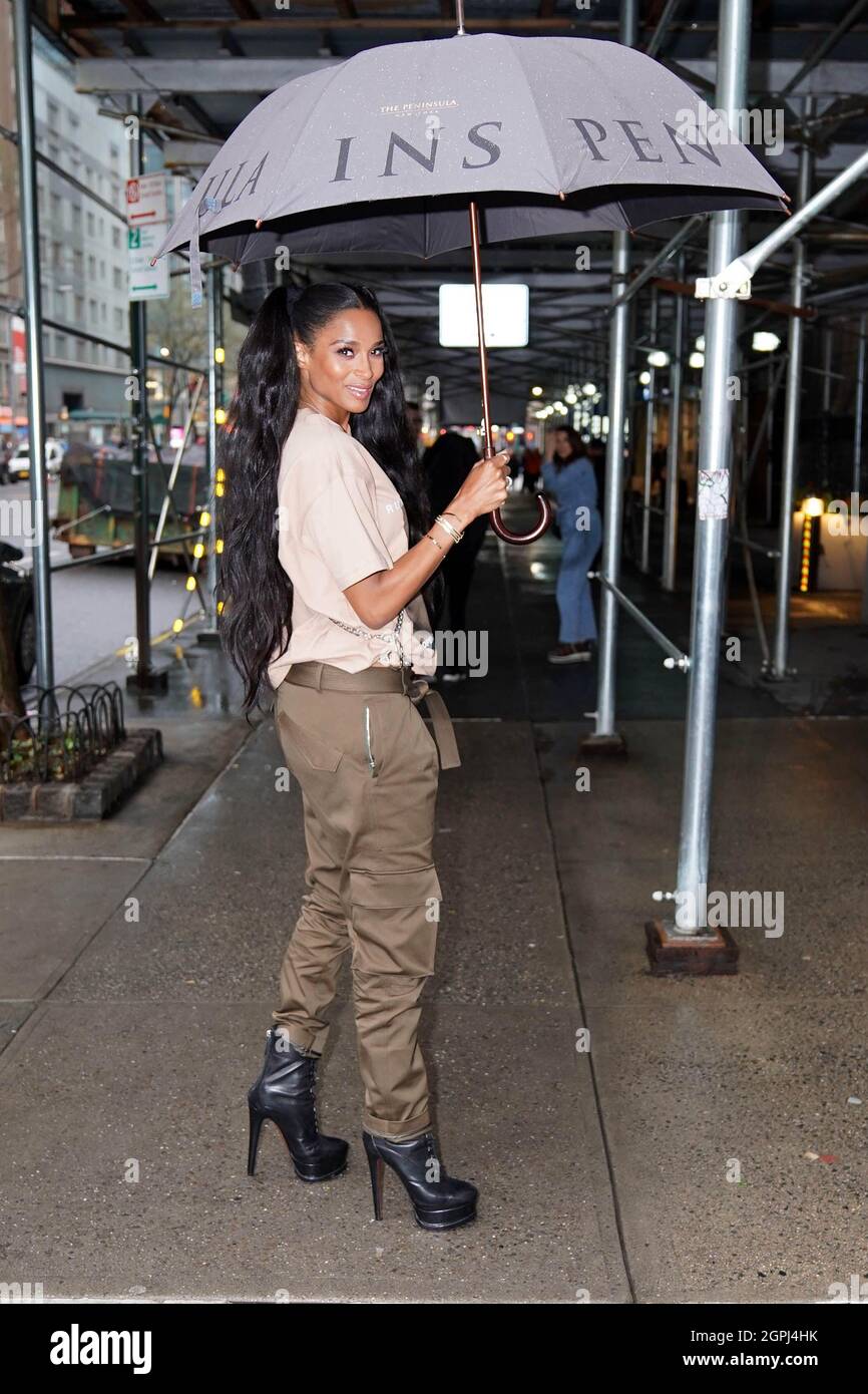 Exclusive - New York - NY - 20190426-Ciara Does an Impromptu Photoshoot ...