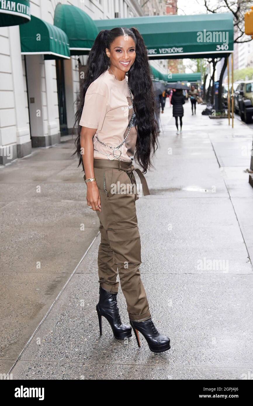 Exclusive - New York - NY - 20190426-Ciara Does an Impromptu Photoshoot ...