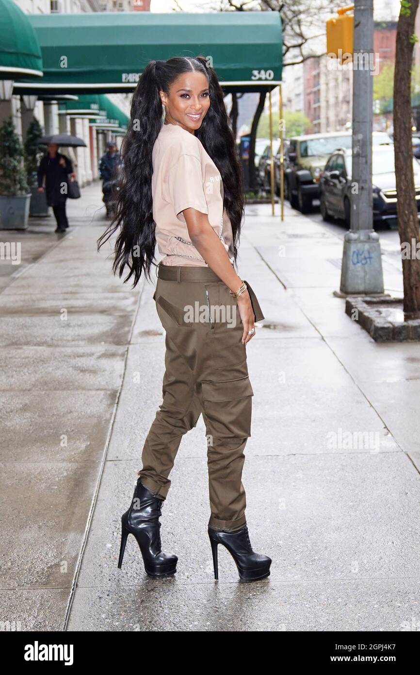 Exclusive - New York - NY - 20190426-Ciara Does an Impromptu Photoshoot ...
