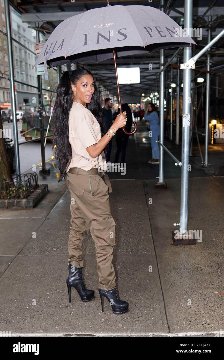 Exclusive - New York - NY - 20190426-Ciara Does an Impromptu Photoshoot ...
