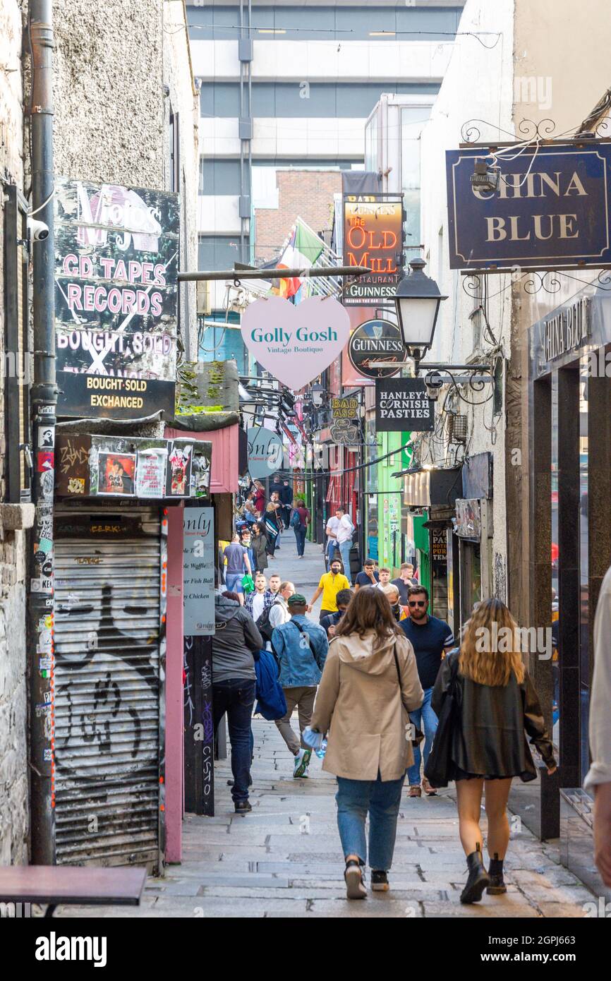 Merchants arch busy narrow signs temple bar dublin city centre hi-res ...