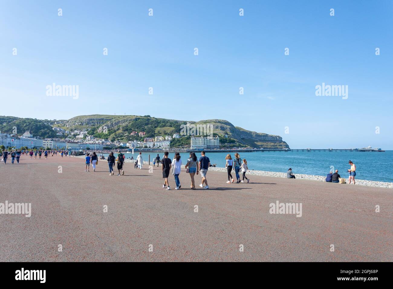 Walking promenade esplanade llandudno seaside beach resort resor hi-res ...