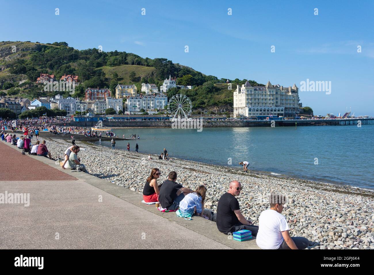 Busy summer beach promenade pebble pebbles llandudno seaside bea hi-res ...