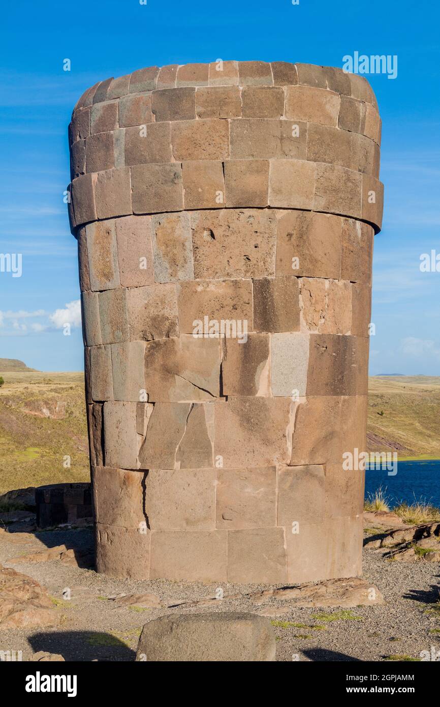 Ruins of funerary towers in Sillustani, Peru Stock Photo - Alamy