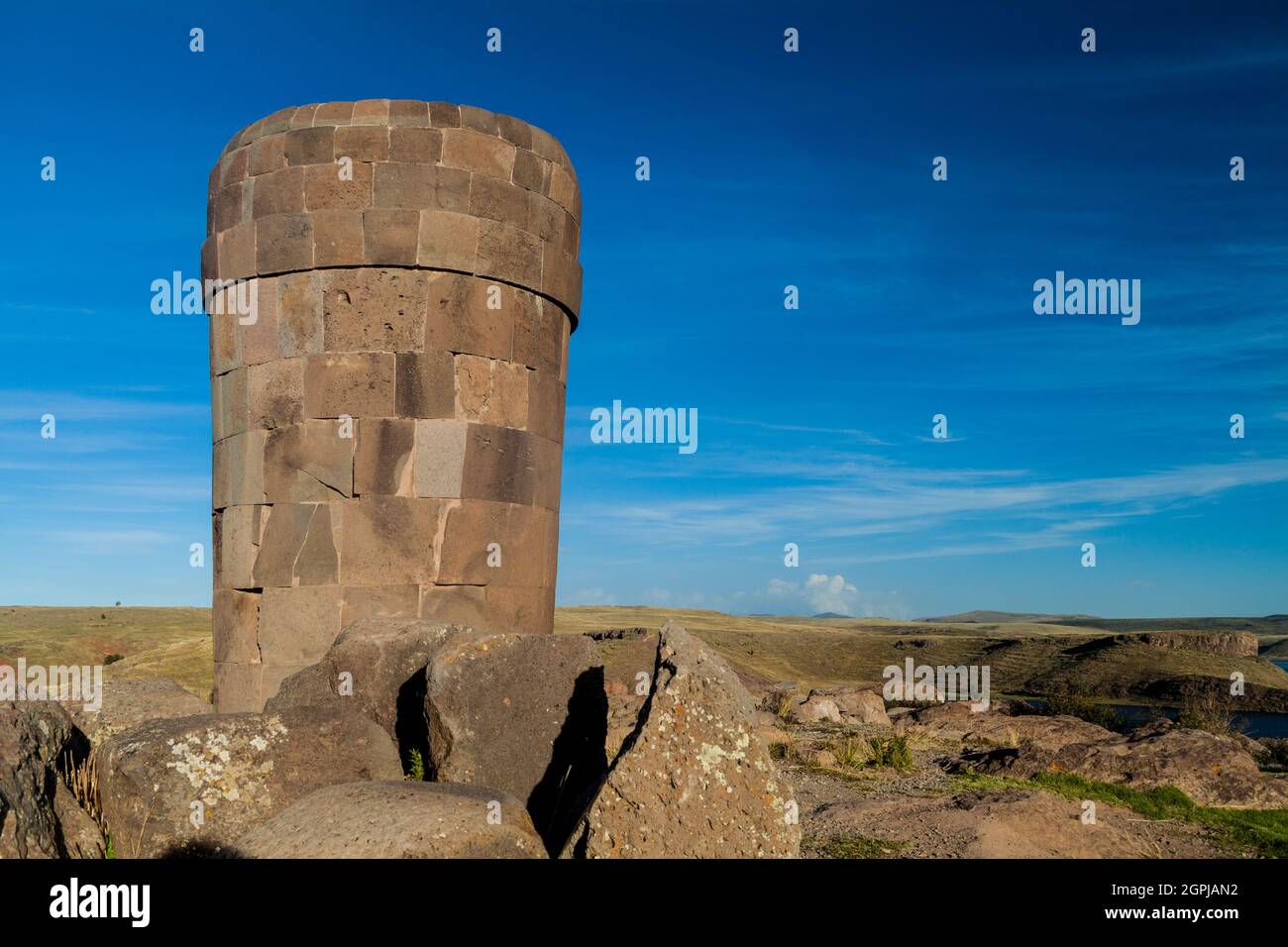 Ruins of funerary towers in Sillustani, Peru Stock Photo - Alamy