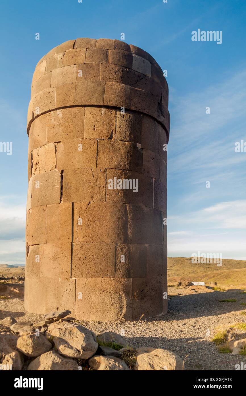 Ruins of funerary towers in Sillustani, Peru Stock Photo - Alamy