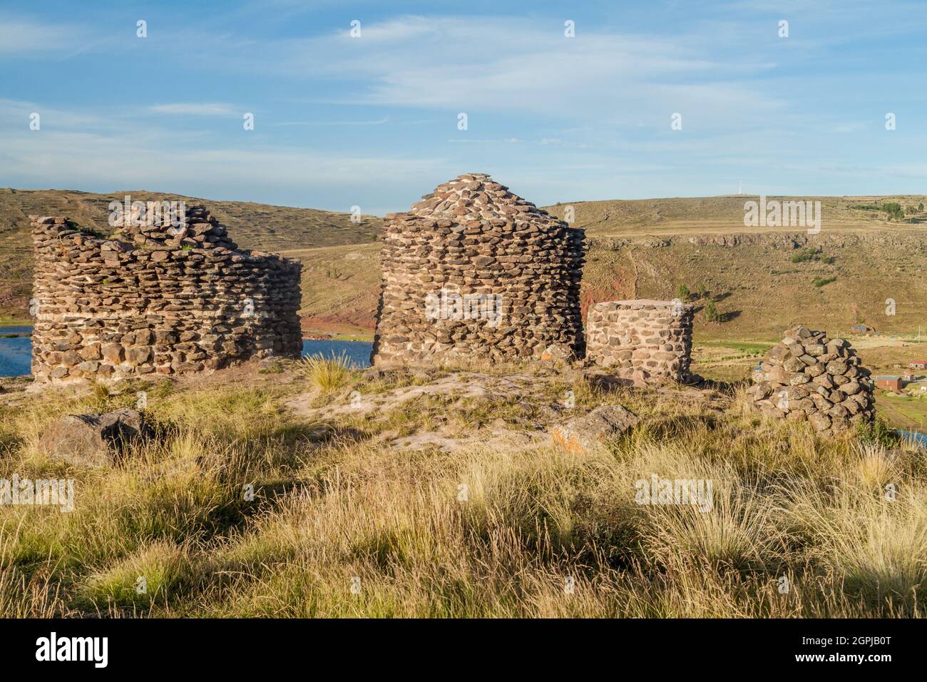 Ruins of funerary towers in Sillustani, Peru Stock Photo - Alamy
