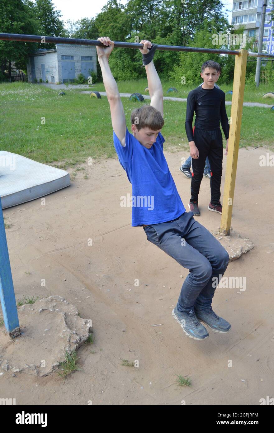 Kovrov, Russia. 11 June 2017. Teen is engaged in discipline gimbarr on a horizontal bar in the ...