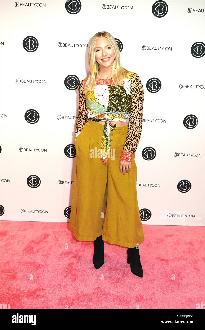 New York - NY - 20190406 Celebrities pose for pictures as they arrive ...