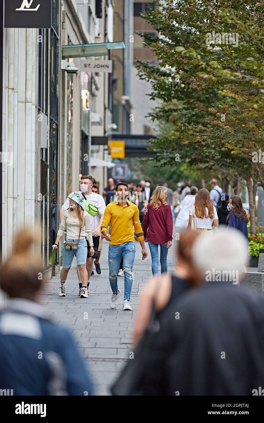Toronto cyclists and pedestrians Stock Photo - Alamy