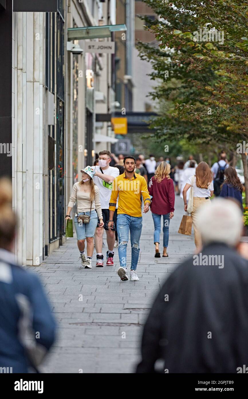 Toronto cyclists and pedestrians Stock Photo - Alamy