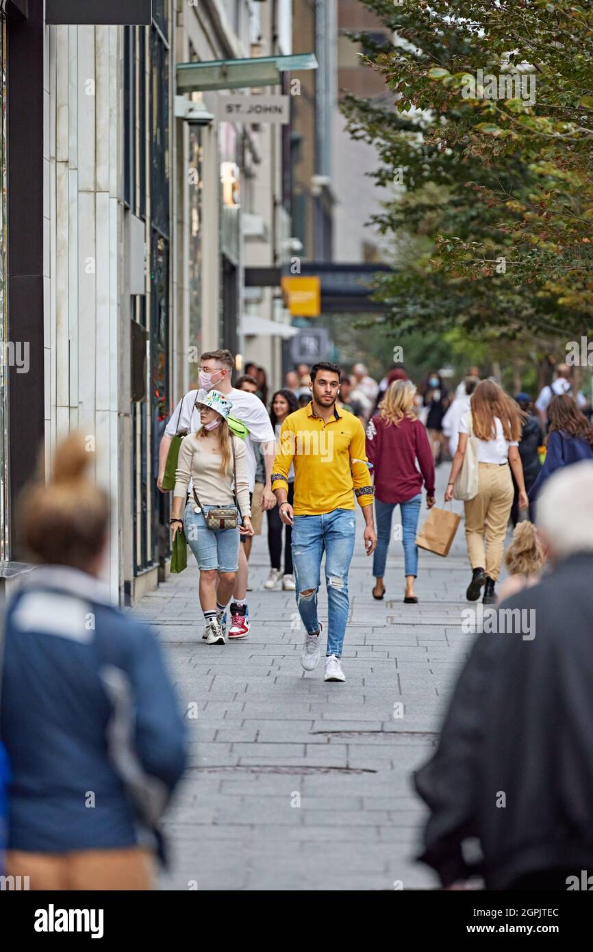 Toronto cyclists and pedestrians Stock Photo - Alamy