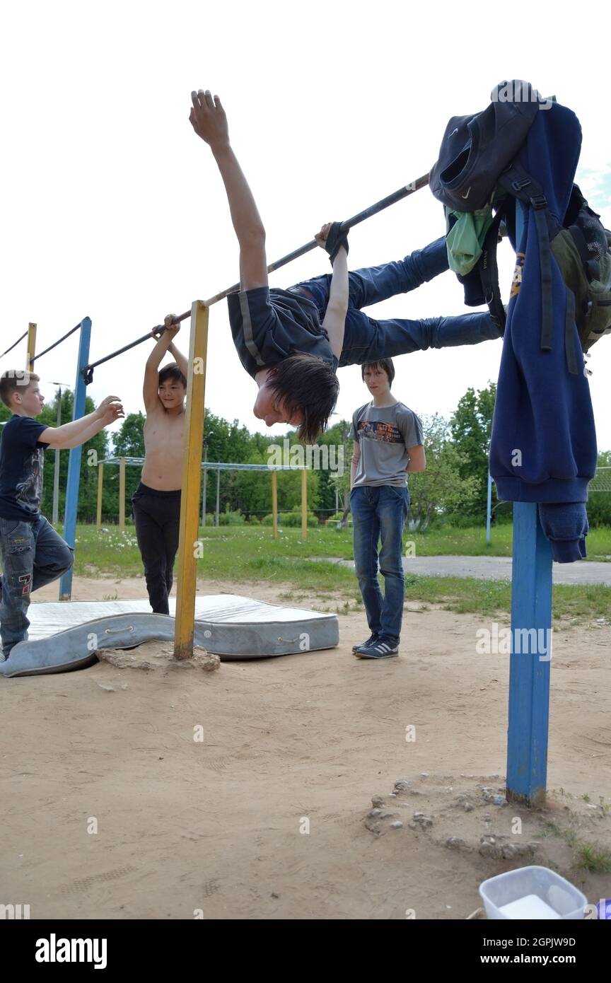 Kovrov, Russia. 11 June 2017. Teens is engaged in discipline gimbarr on a horizontal bar in the ...