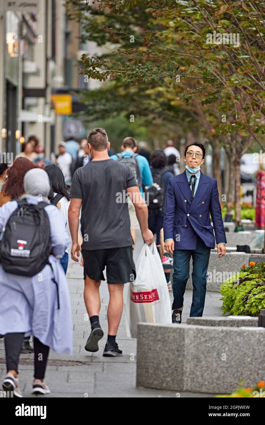 Toronto cyclists and pedestrians Stock Photo - Alamy