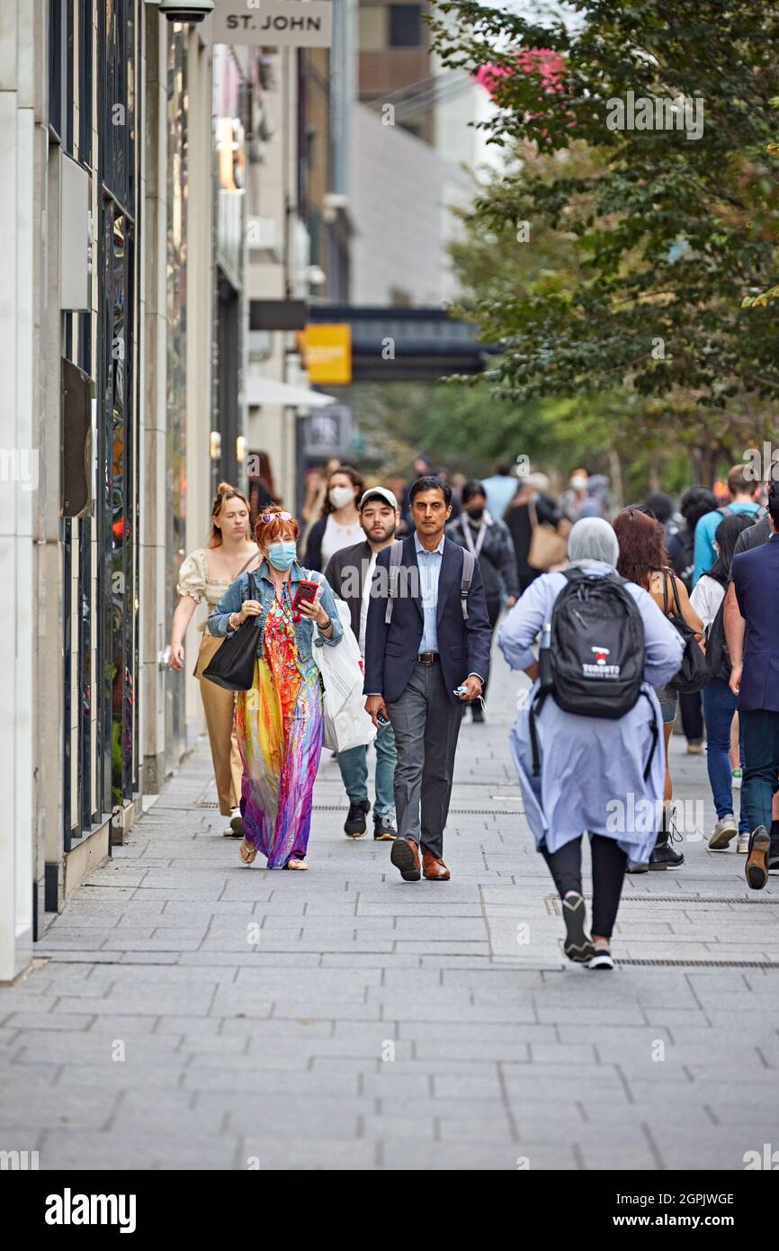 Toronto cyclists and pedestrians Stock Photo - Alamy