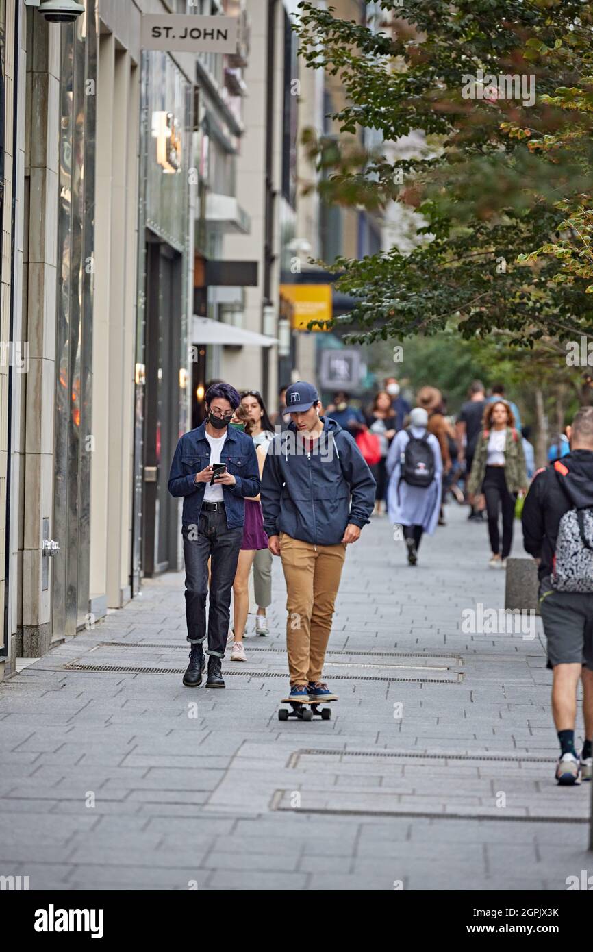 Toronto cyclists and pedestrians Stock Photo - Alamy