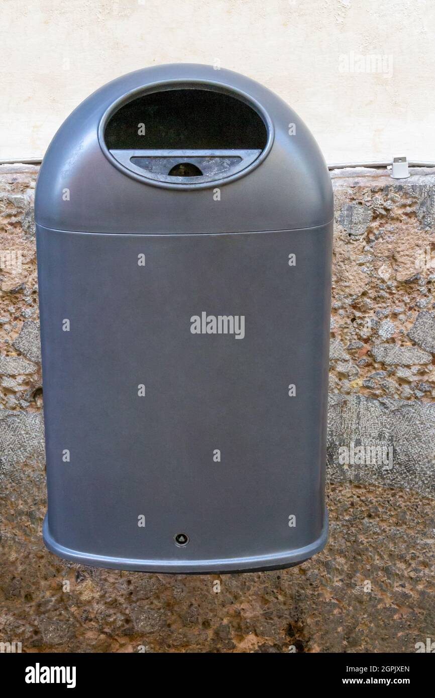 metallic trash can in front of a wall Stock Photo - Alamy