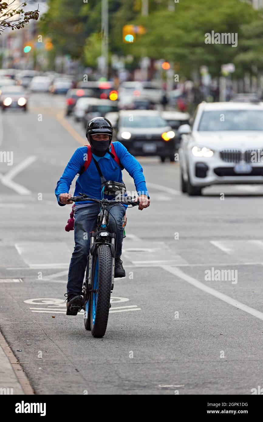 Toronto cyclists and pedestrians Stock Photo - Alamy