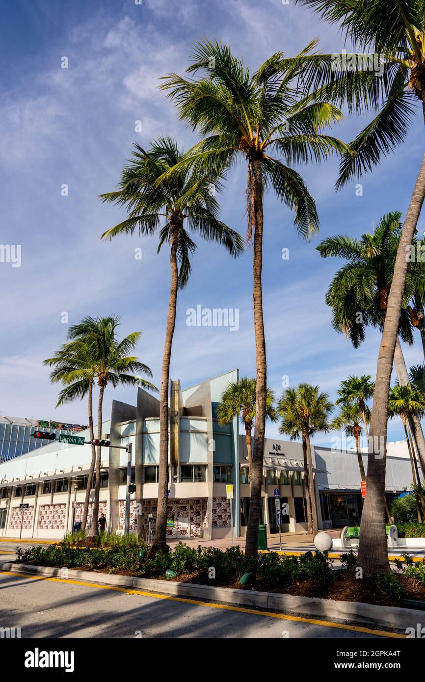 Promenade mall travel destination hi-res stock photography and images ...
