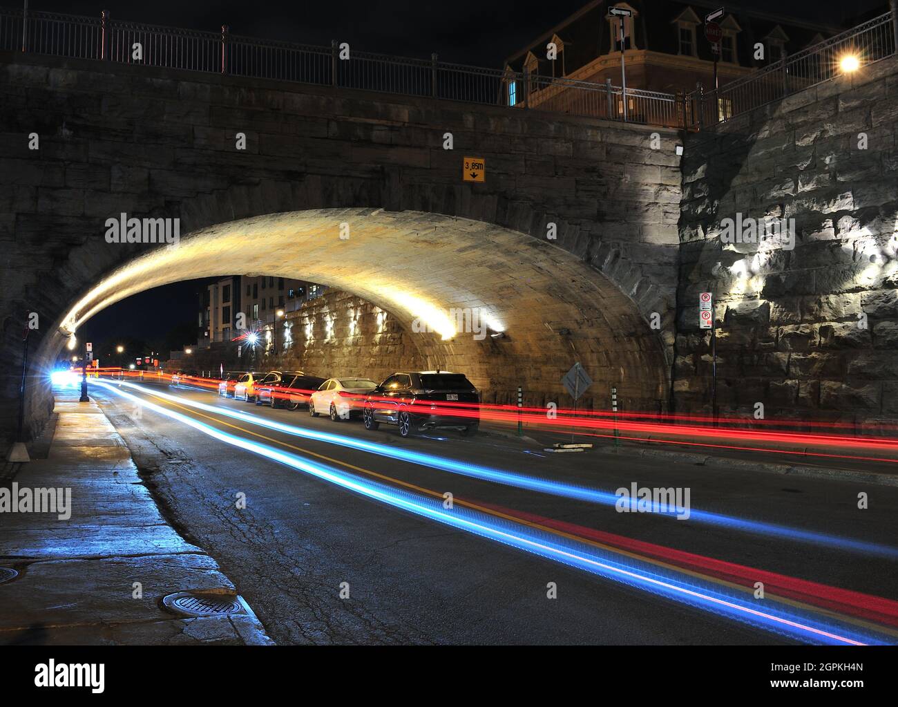 Cars going under bridge hi-res stock photography and images - Alamy