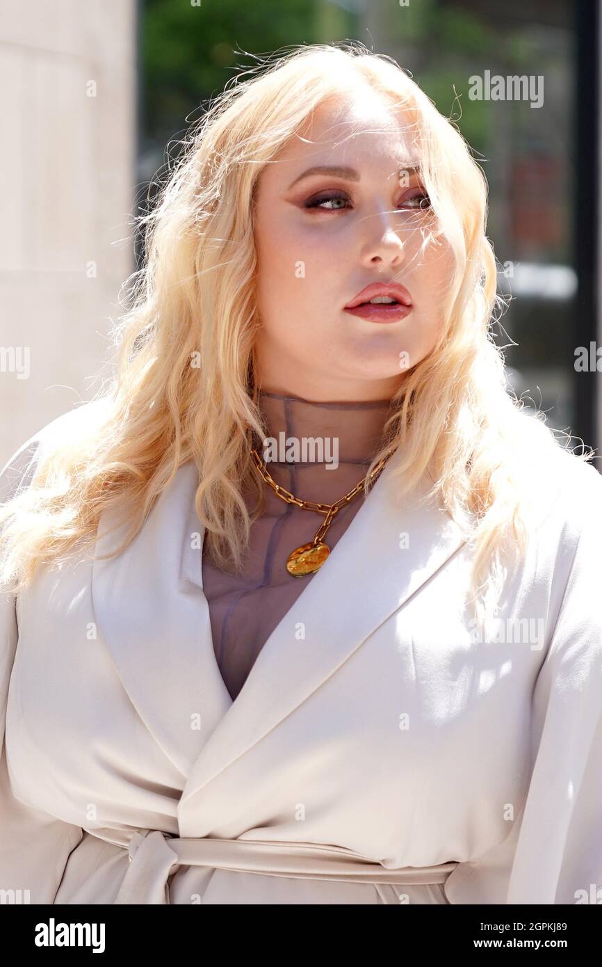 Exclusive - New York - NY - 20190808-Hayley Hasselhoff Hails a Taxi on ...