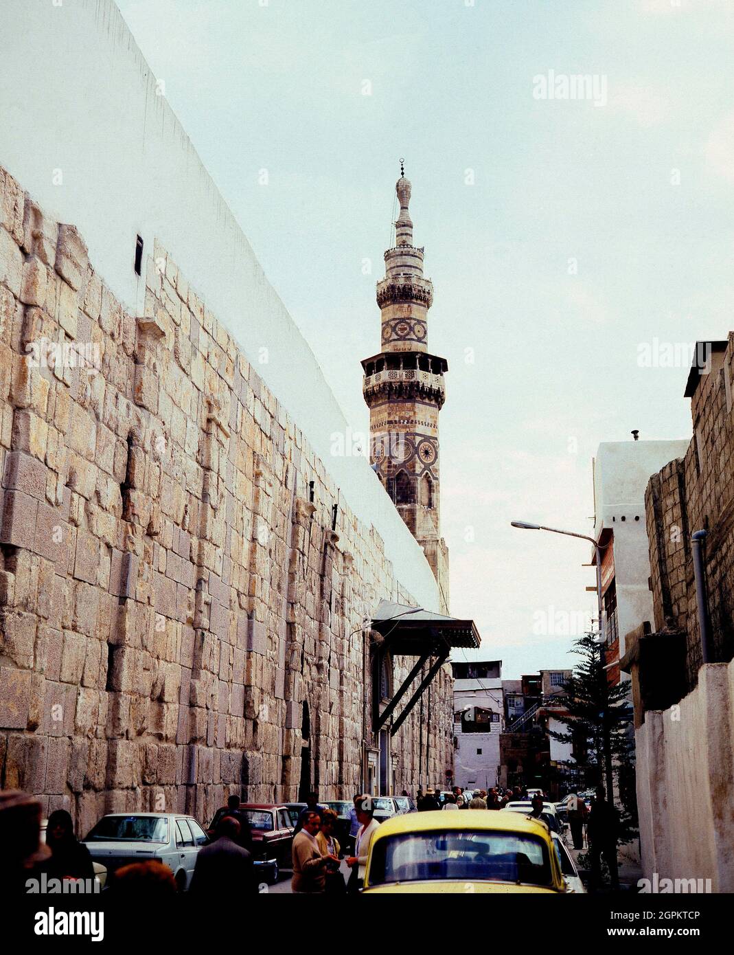 EXTERIOR-MURO DE LA MEZQUITA, CALLE Y AL FONDO MINARETE MAME. Location ...