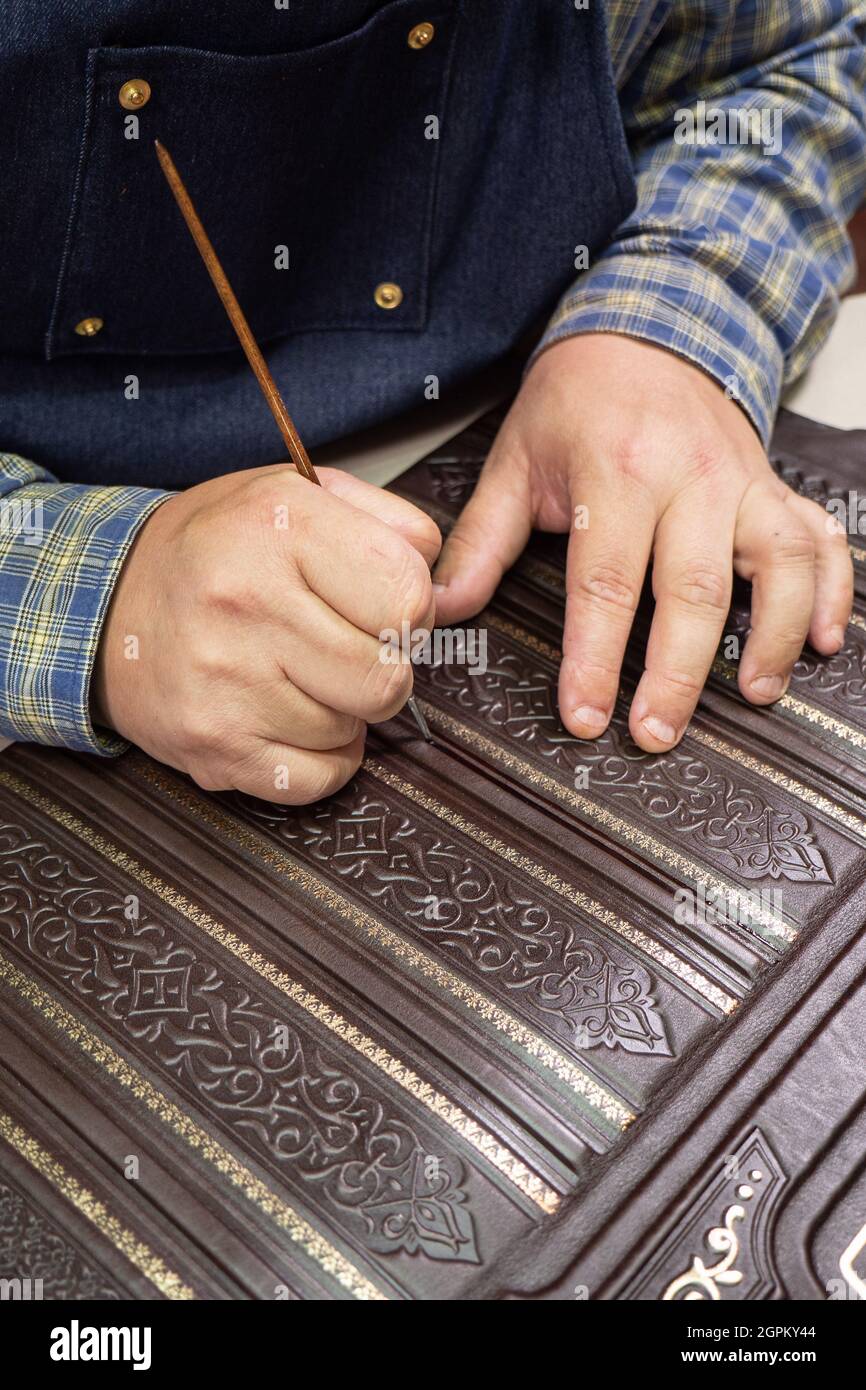 Bookbinding hi-res stock photography and images - Alamy