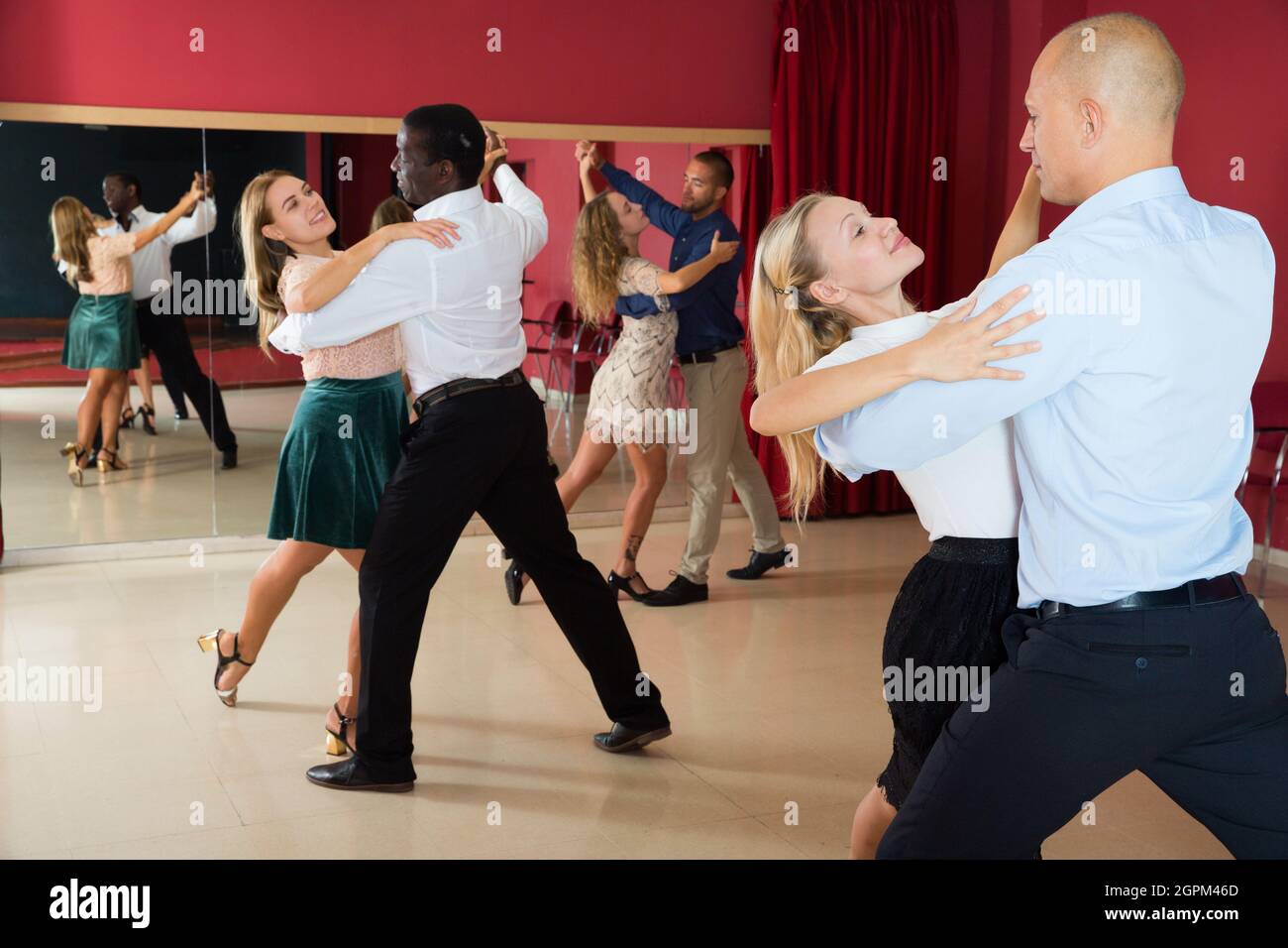People learning to dance waltz Stock Photo - Alamy