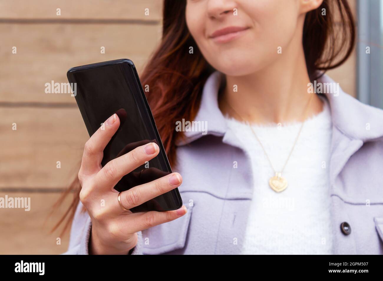 Woman holding mobile phone in hand Stock Photo - Alamy