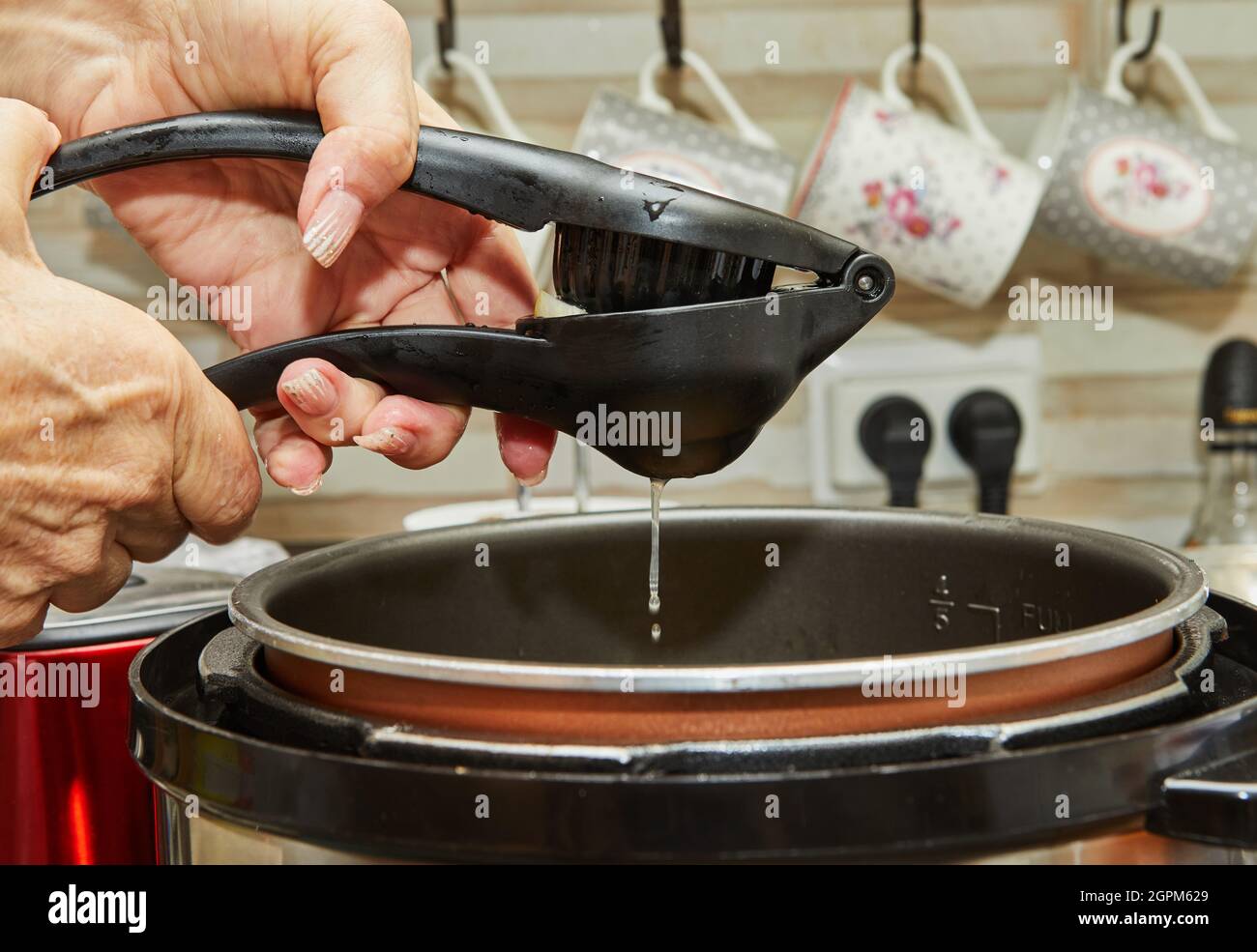 Chef squeezes hi-res stock photography and images - Alamy